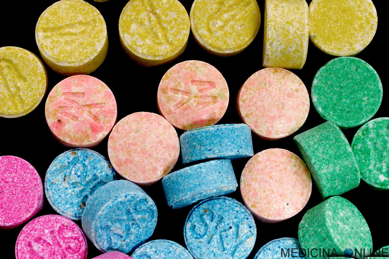 Ecstasy, MDMA e MDA: cosa sono e quali effetti produce questa droga | MEDICINA ONLINE