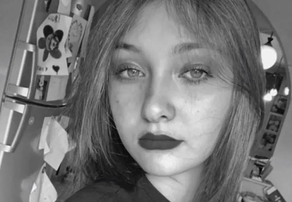 Le cade lo smartphone nella vasca da bagno, 16enne muore folgorata ...